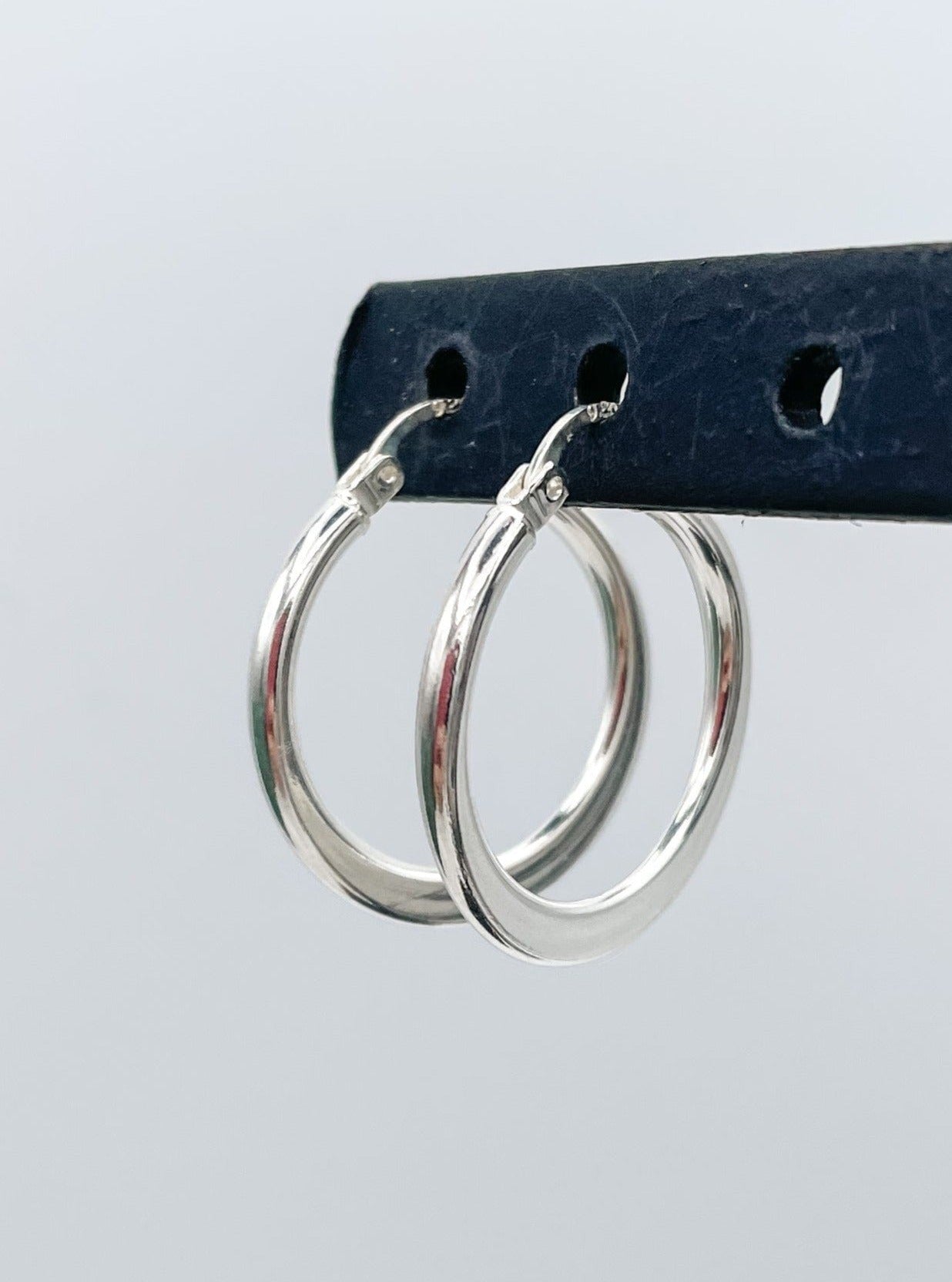 Circle Hoop Earring With Flat Side – jfybrand